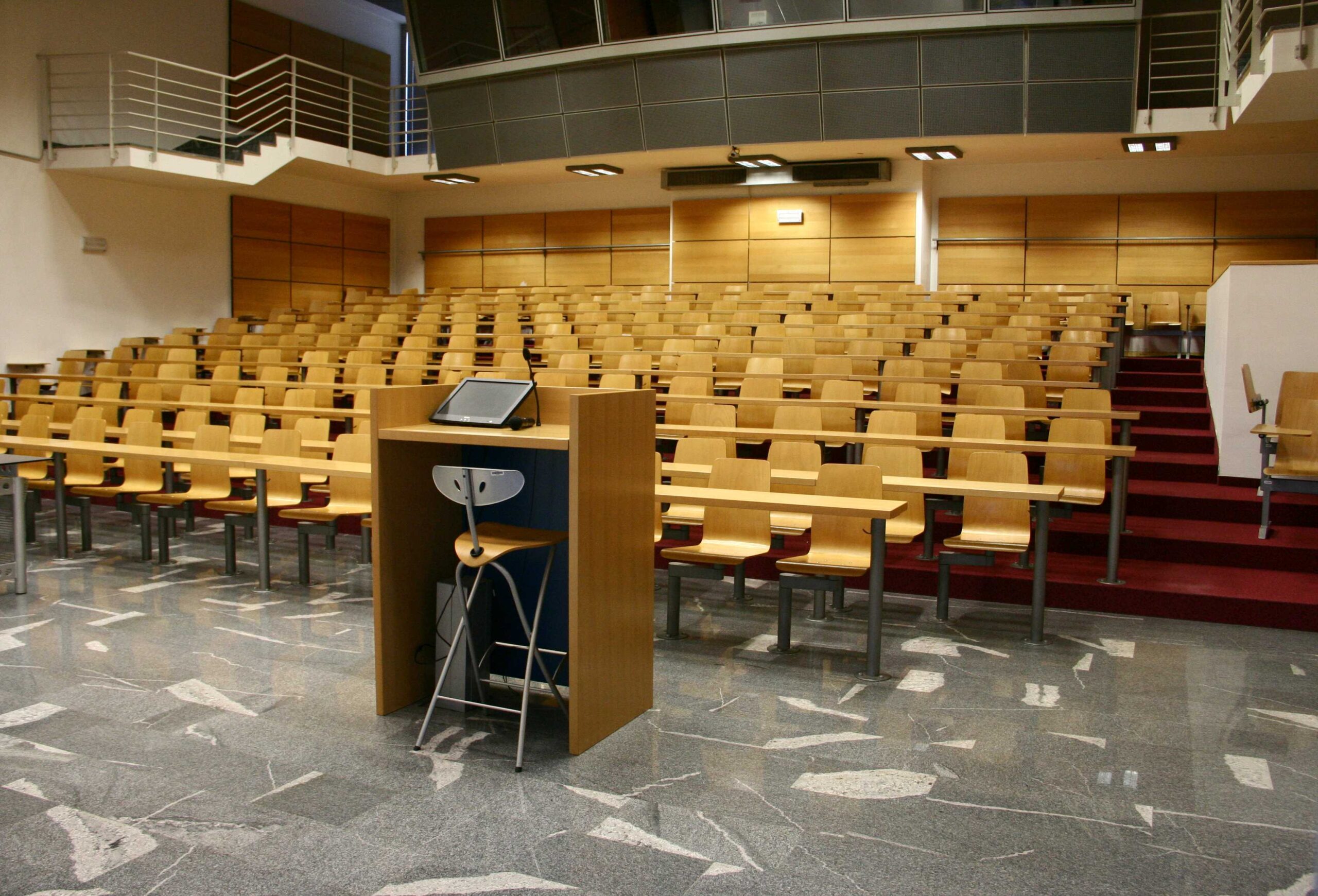 Predavalnica P1 - Fakulteta za upravo