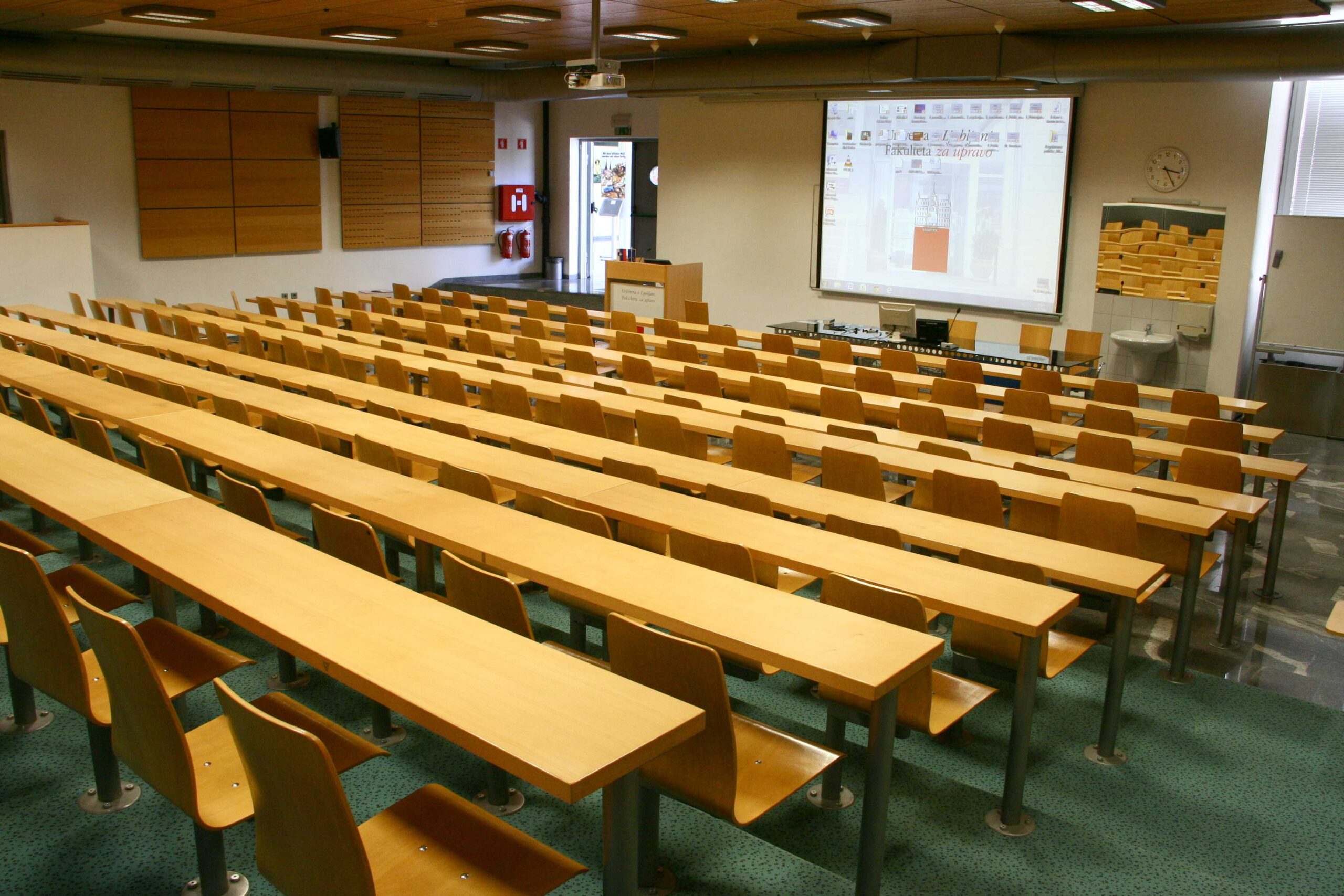 Predavalnica P14 - Fakulteta za upravo