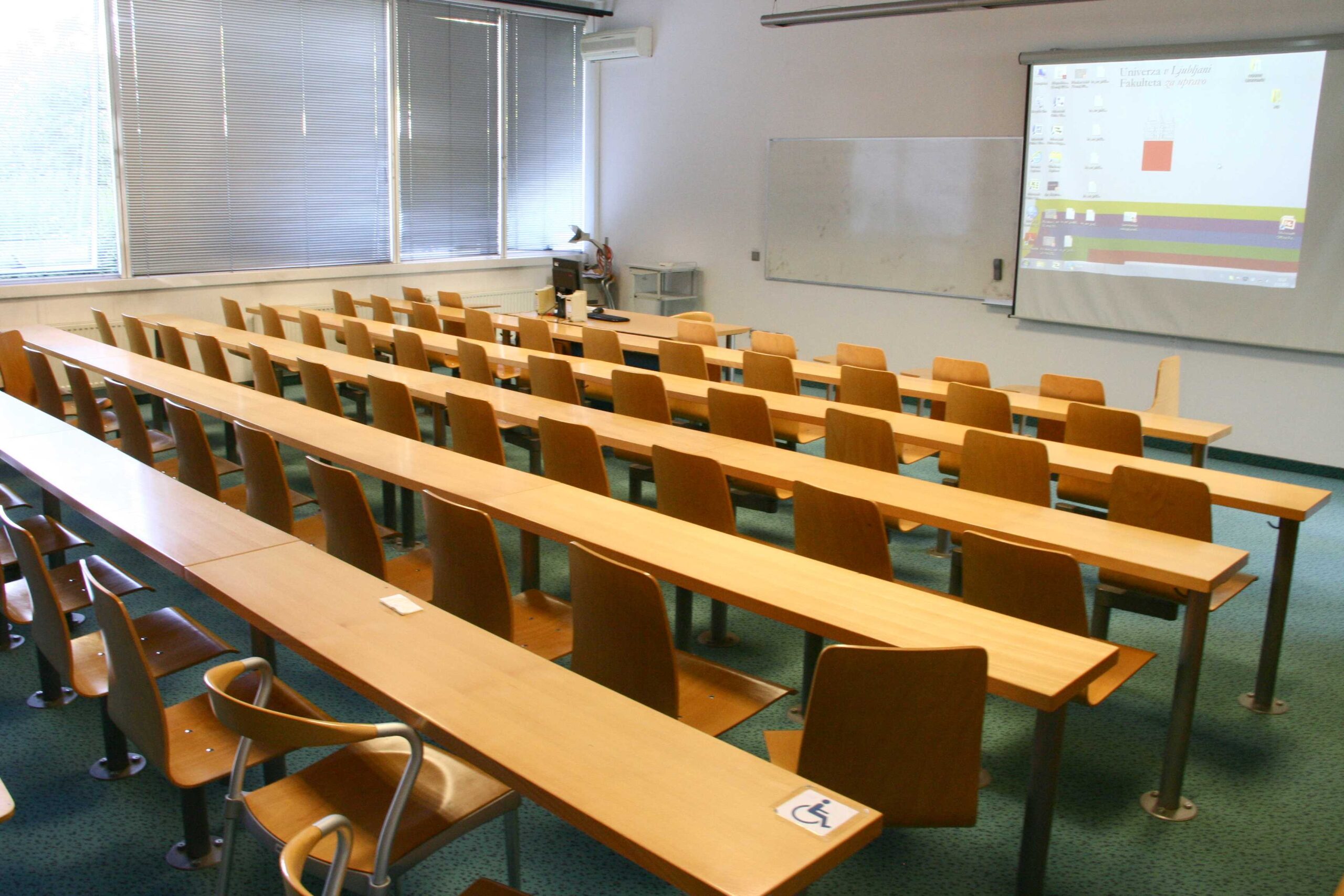 Predavalnica P2 - Fakulteta za upravo