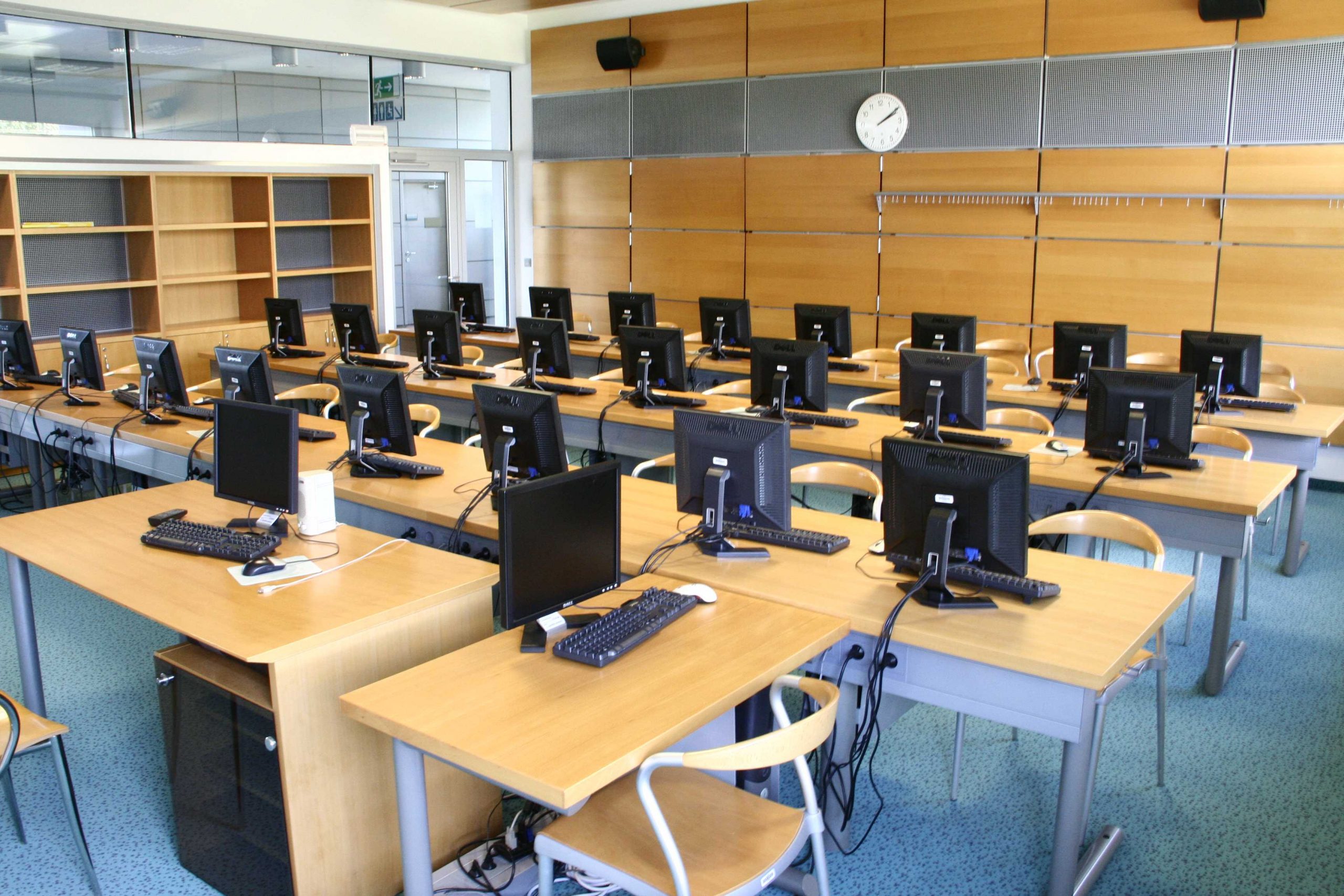 Predavalnica P12 - Fakulteta za upravo